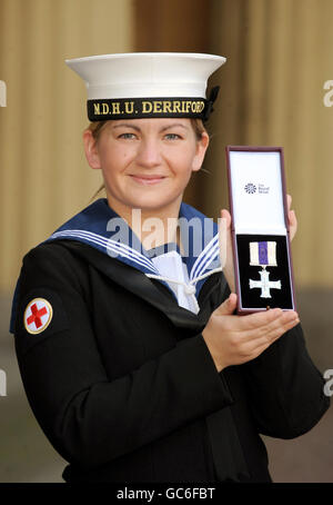 Kate Nesbitt poses with her Military Cross, and members of the Yeoman ...