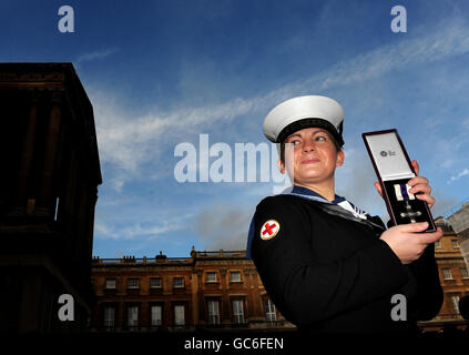 Kate Nesbitt poses with her Military Cross, and members of the Yeoman ...