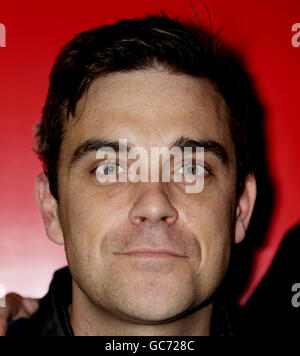 Robbie Williams with Heart presenters Jamie Theakston and Harriet Scott ...