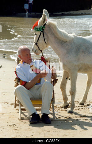 ACTOR RICHARD WILSON AS VICTOR MELDREW ON LOCATION IN PORTUGAL TO FILM ...