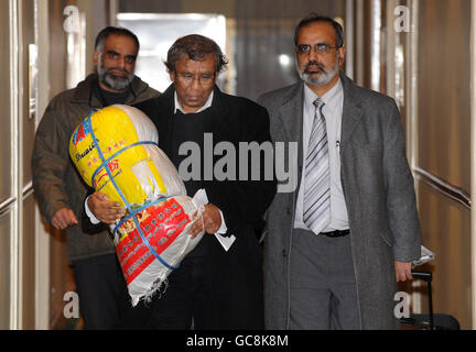 Akbar Shaikh (centre) brother of Akmal Shaikh, carries his brother's ...