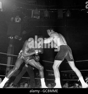 Boxing - British Middleweight Title - Bunny Sterling v Phil Matthews ...