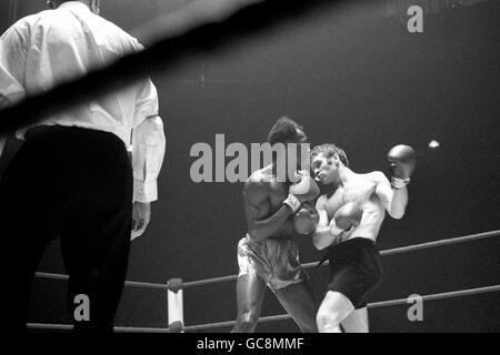 Boxing - British Middleweight Title - Bunny Sterling v Phil Matthews ...