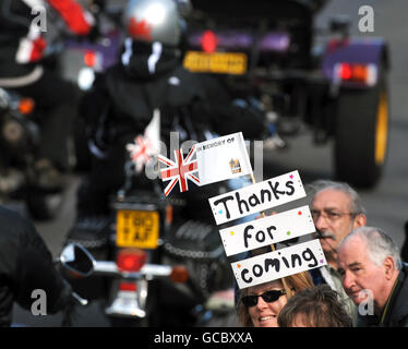Bikers pay tribute to fallen troops Stock Photo - Alamy