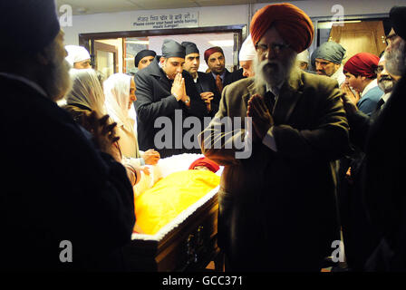 Sikh Funeral Coffin In Gurdwara People Praying Stock Photo - Alamy