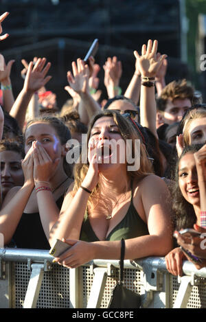 Finsbury Park, London, UK. 8th July 2016. The crowd watch the 1975 at ...