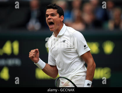 Milos Raonic celebrates holding serve in the fourth set against Roger ...