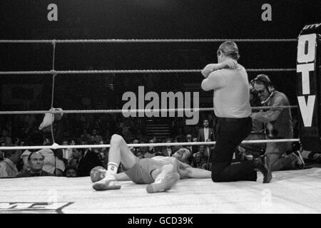 Boxing - WBC Featherweight Title - Pat Cowdell v Azumah Nelson - NEC ...