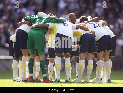 Tottenham Hotspur players form a huddle Stock Photo - Alamy