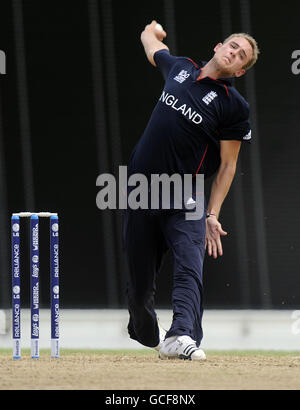 England's Stuart Broad bowls during day four of the second Ashes test ...