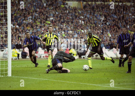 Gillingham goalkeeper Vince Bartram Stock Photo - Alamy