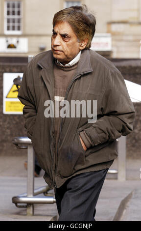 Fraudster Abdul Rauf arrives at Glasgow Sheriff Court ahead of ...