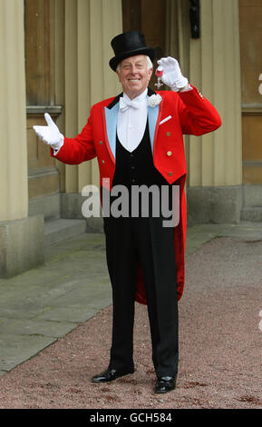 Blackpool circus ringmaster Norman Barrett receives his MBE from The ...