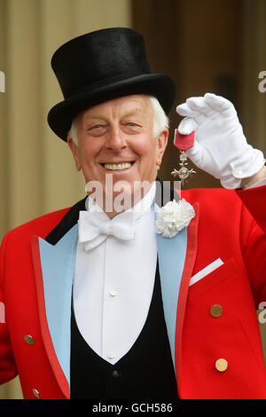 Blackpool circus ringmaster Norman Barrett receives his MBE from The ...