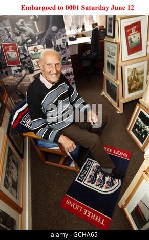 England goalkeeper Bert Williams in action Stock Photo - Alamy