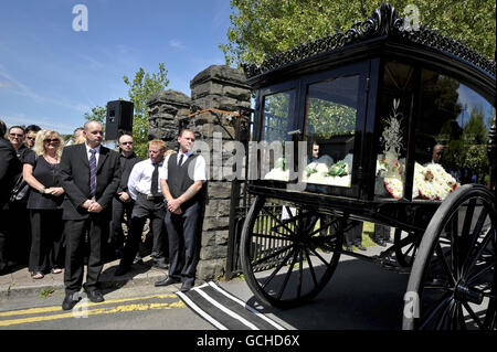 The horse led carriage carrying the coffin of ex-Stereophonics drummer ...