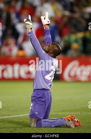 Goalkeeper Richard Kingson (C) of Ghana celebrates with his teammates ...