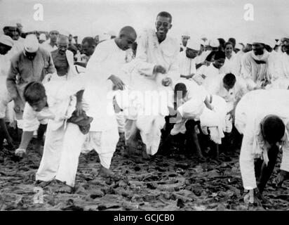 Mahatma Gandhi picking salt Dandi Gujarat india 6th April 1930 Stock ...