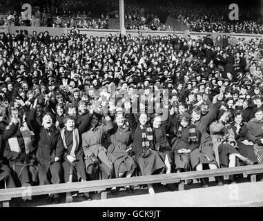 Thousands of schoolchildren cheering during the All England Women's ...