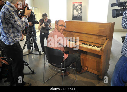 The Challen upright piano from Abbey Road Studios, played by the ...