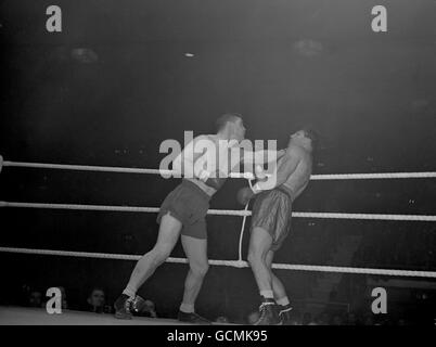 Boxing - Heavyweight - Bruce Woodcock v Lee Oma - Harringay Stadium - London - 1948 Stock Photo ...