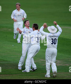 Surrey's Jason Roy and Stuart Meaker celebrate a wicket Stock Photo - Alamy