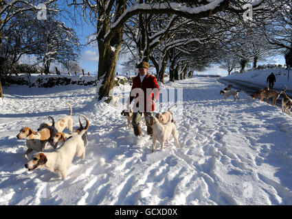 The Saltersgate Farmers Hunt leaves Lockton village on the North York ...