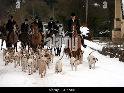 The Heythrop hunt parades through Chipping Norton in Oxfordshire Stock ...