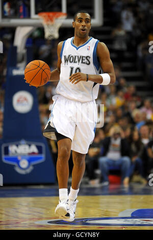 Los Angeles Lakers' Wayne Ellington dunks the ball over New Orleans ...