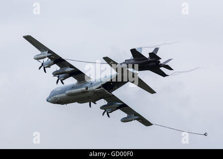 RAF Hercules C-130 refueling two Phantom aircraft over the Falkland ...