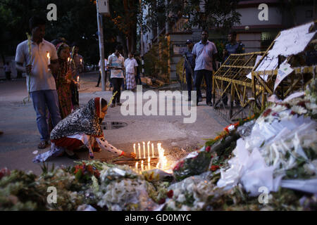 Dhaka, Bangladesh. 10th July, 2016. People light candles to pay their ...
