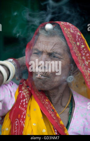 Women smoking beedi Stock Photo - Alamy
