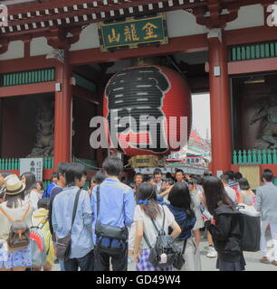 The iconic Kaminarimon Gate of Sensoji Temple, Asakusa Stock Photo - Alamy