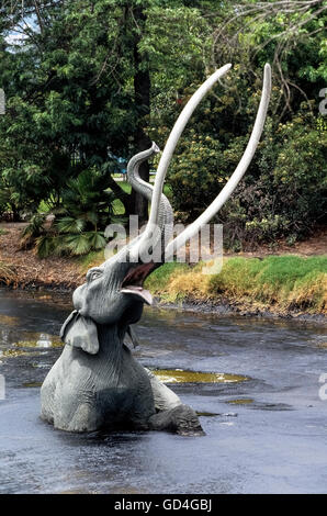 Mammoths trapped in tar display, La Brea tar pits, Los Angeles ...
