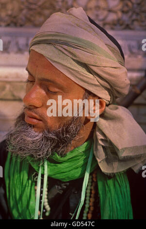 Muslim fakir at Nizamuddin shrine Delhi ,India Stock Photo - Alamy