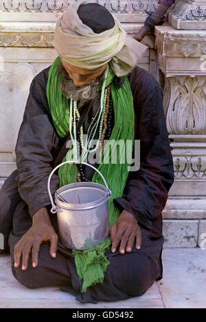 Muslim fakir at Nizamuddin shrine Delhi ,India Stock Photo - Alamy