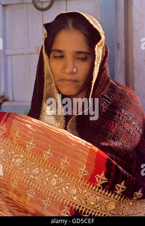 Traditional bride in orhni Stock Photo - Alamy