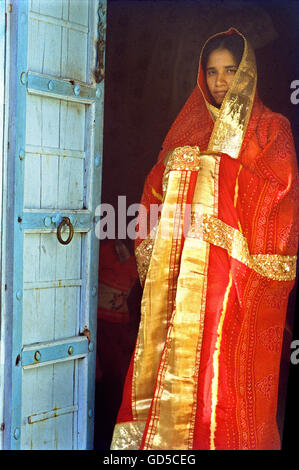 Traditional bride in tie and dye orhni Stock Photo - Alamy