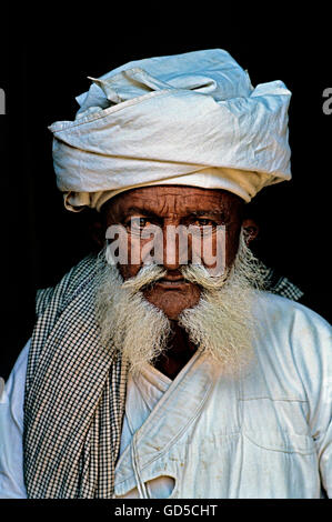 Rabari tribal elder Stock Photo - Alamy