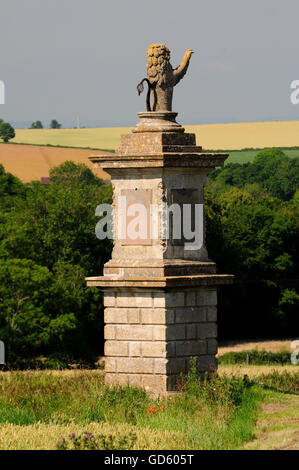 Lion monument beside the A342 road above Stert, near Devizes Stock ...