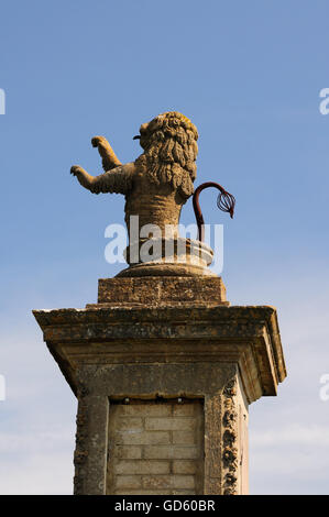 Lion monument beside the A342 road above Stert, near Devizes Stock ...