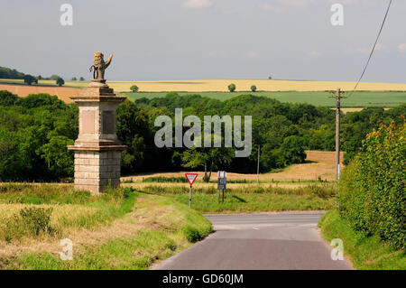 Lion monument beside the A342 road above Stert, near Devizes Stock ...