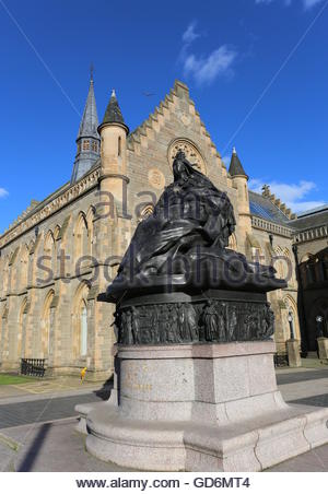 Queen Victoria statue, The McManus, Dundee, Scotland Stock Photo ...