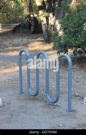 Metal Pipe Bike Rack Stock Photo - Alamy
