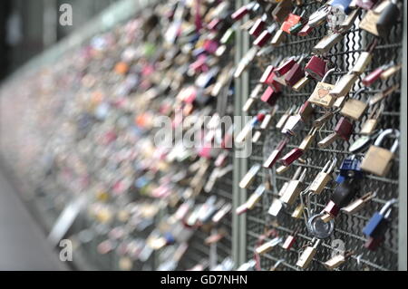 Love locks on Hohenzollen bridge, Cologne, Germany Stock Photo - Alamy