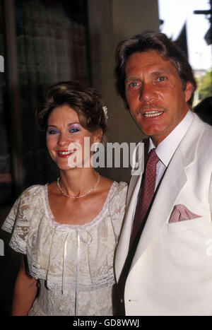USA. Dee Wallace and Christopher Stone in a scene the (C)AVCO Embassy ...