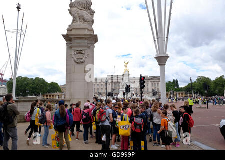 The iconic gates of Buckingham Palace Stock Photo - Alamy