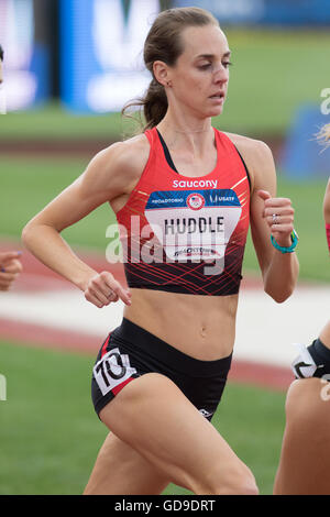 Molly Huddle (USA) running in Manhattan near the Madison Avenue Bridge ...