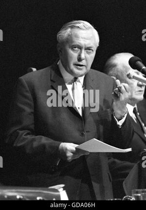 Harold Wilson at the 1966 TUC Conference at Blackpool Stock Photo - Alamy