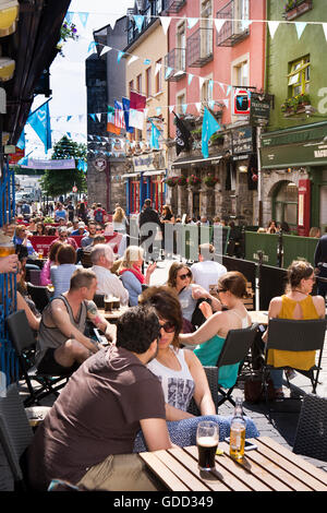 People at crowded bar tables on Plaza de Santa Ana, Barrio de las Stock ...